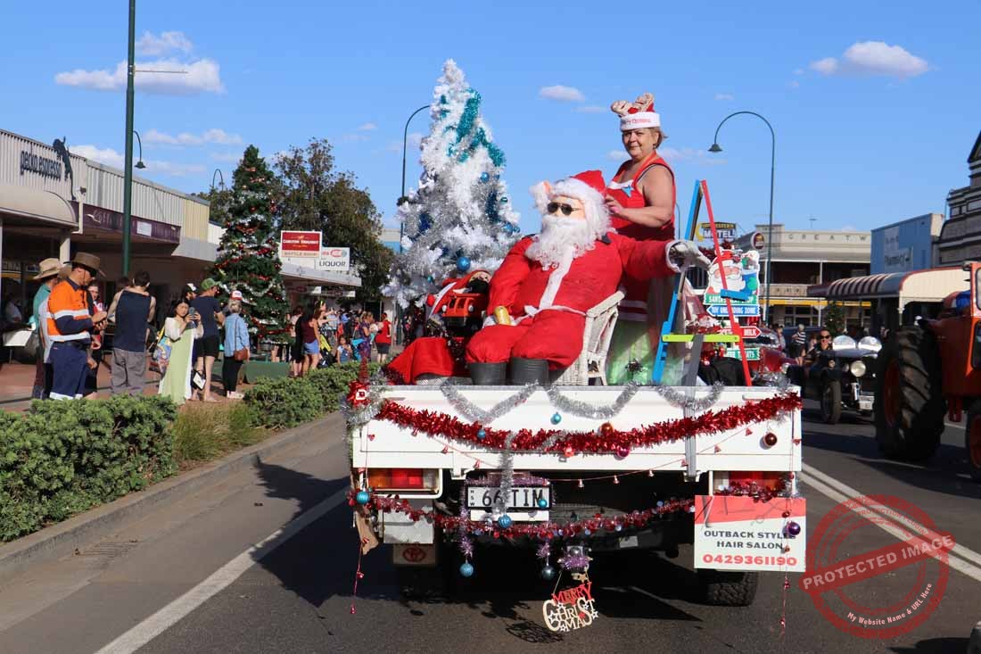 Cheerful Christmas parade – The Cobar Weekly